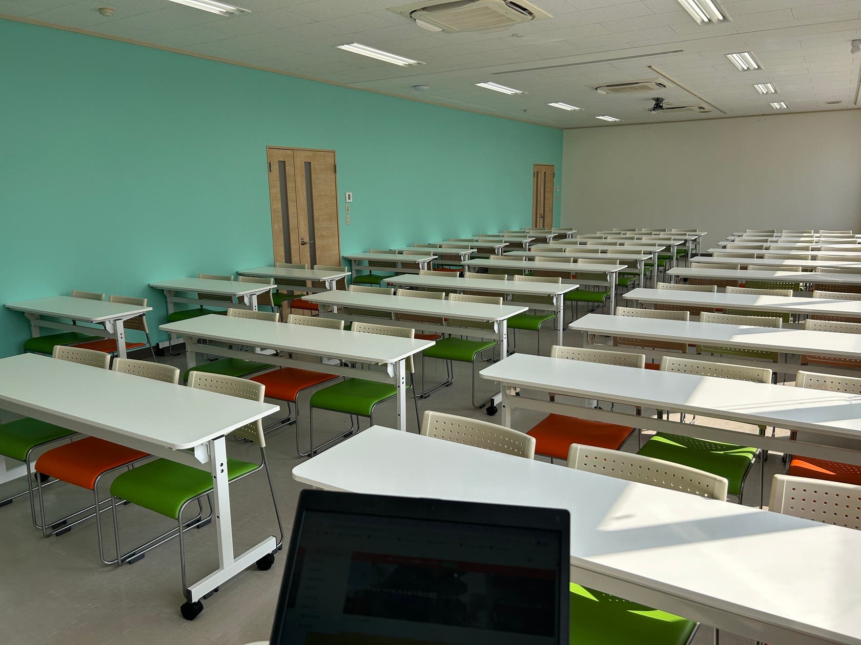 【旭橋駅徒歩5分】定員80＋α！プロジェクター含む備品・高速Wi-Fi無料！東町201会議室の写真9