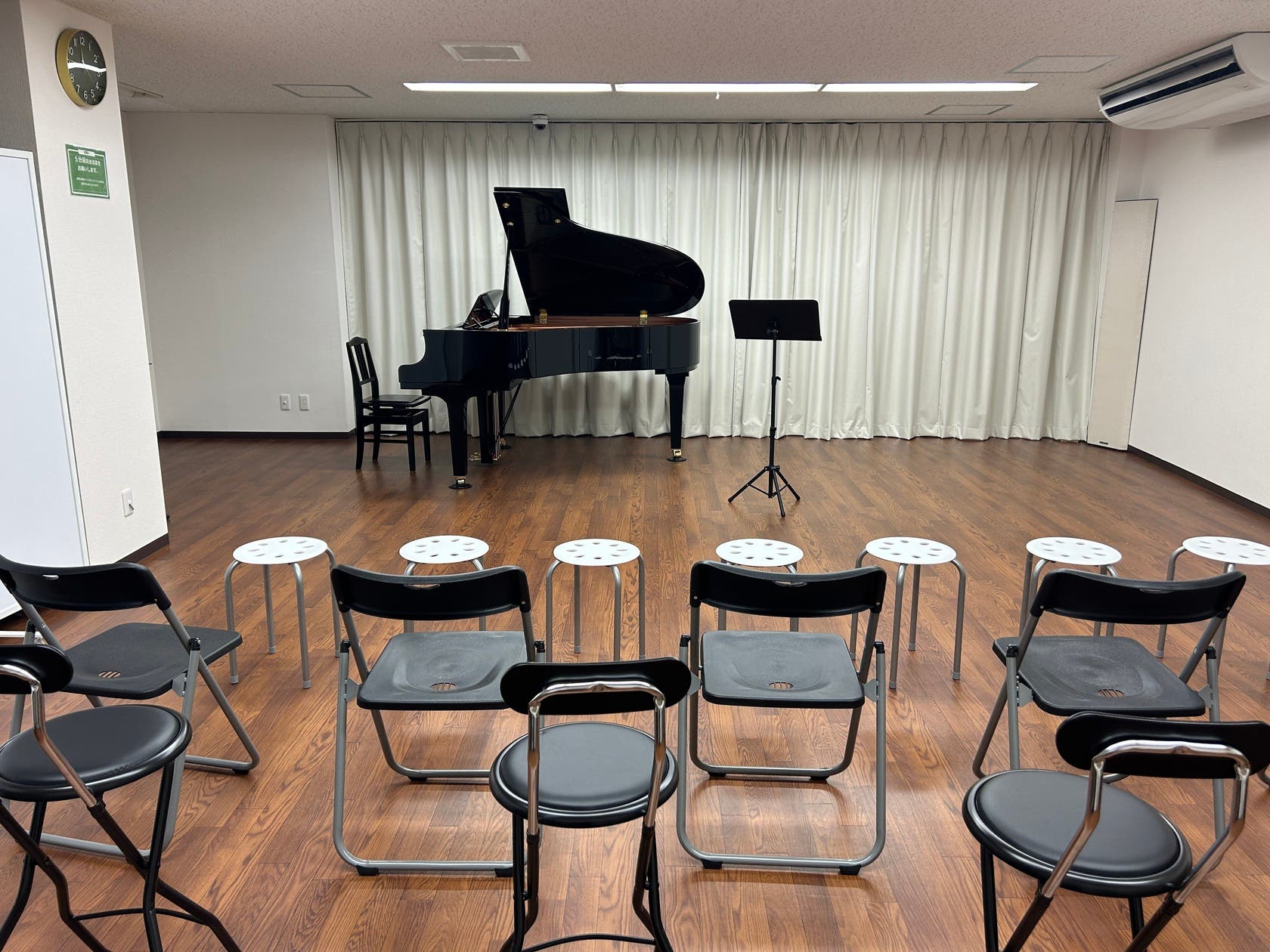 サロンコンサートや小さな発表会、ワークショップなどイベント等に最適♪ グランドピアノ・マリンバ常設！の写真1