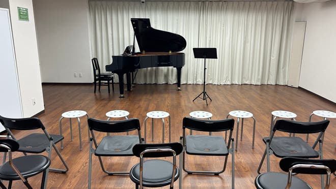 サロンコンサートや小さな発表会、ワークショップなどイベント等に最適♪ グランドピアノ・マリンバ常設!の写真1