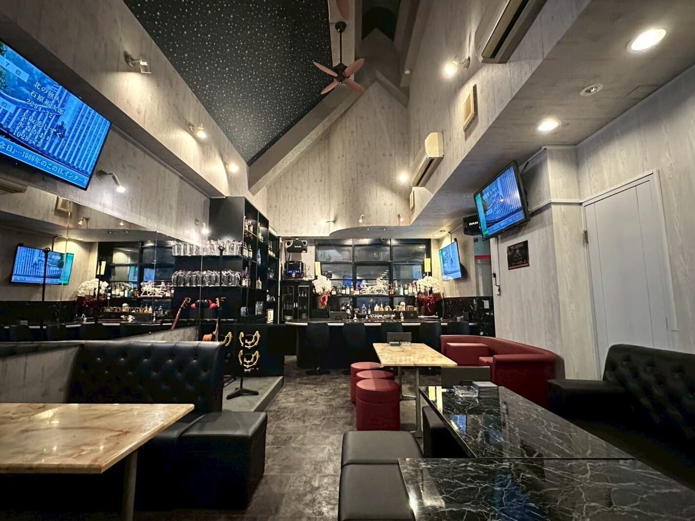 吹き抜け個室の最強のカラオケ音響　川西能勢口駅から徒歩3分　30人前後までご利用可能です♪の写真1