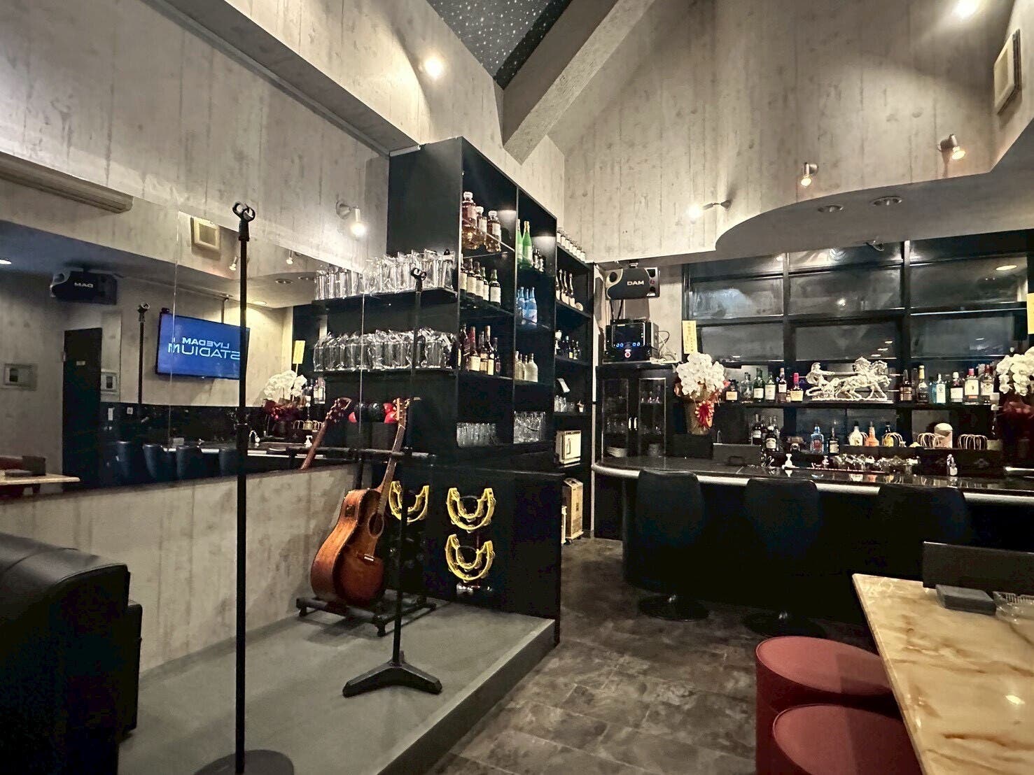 吹き抜け個室の最強のカラオケ音響　川西能勢口駅から徒歩3分　30人前後までご利用可能です♪の写真4