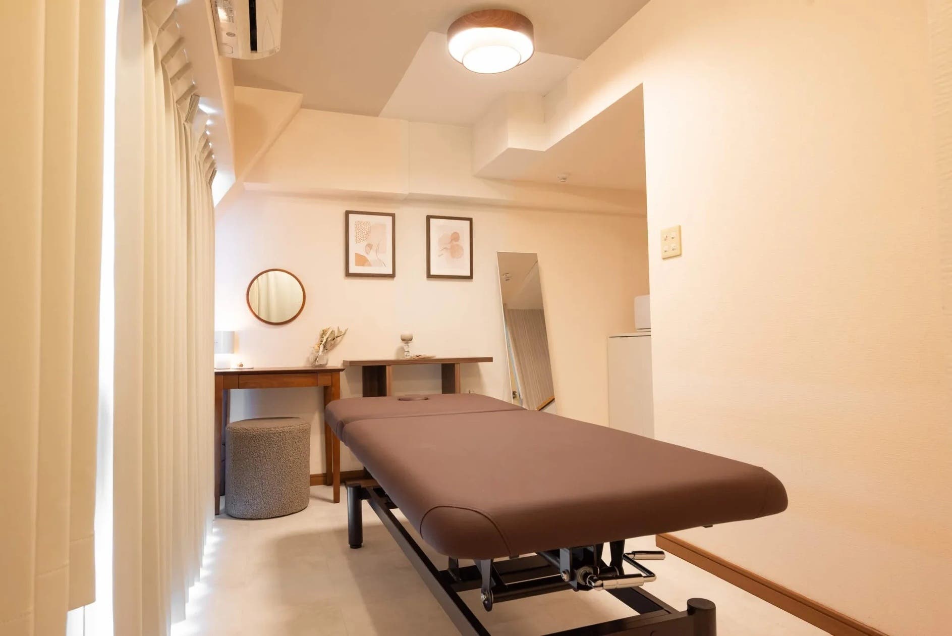 千葉駅、栄町駅、葭川公園駅、東千葉駅の4つの駅から徒歩10分以内のレンタルサロンの写真1