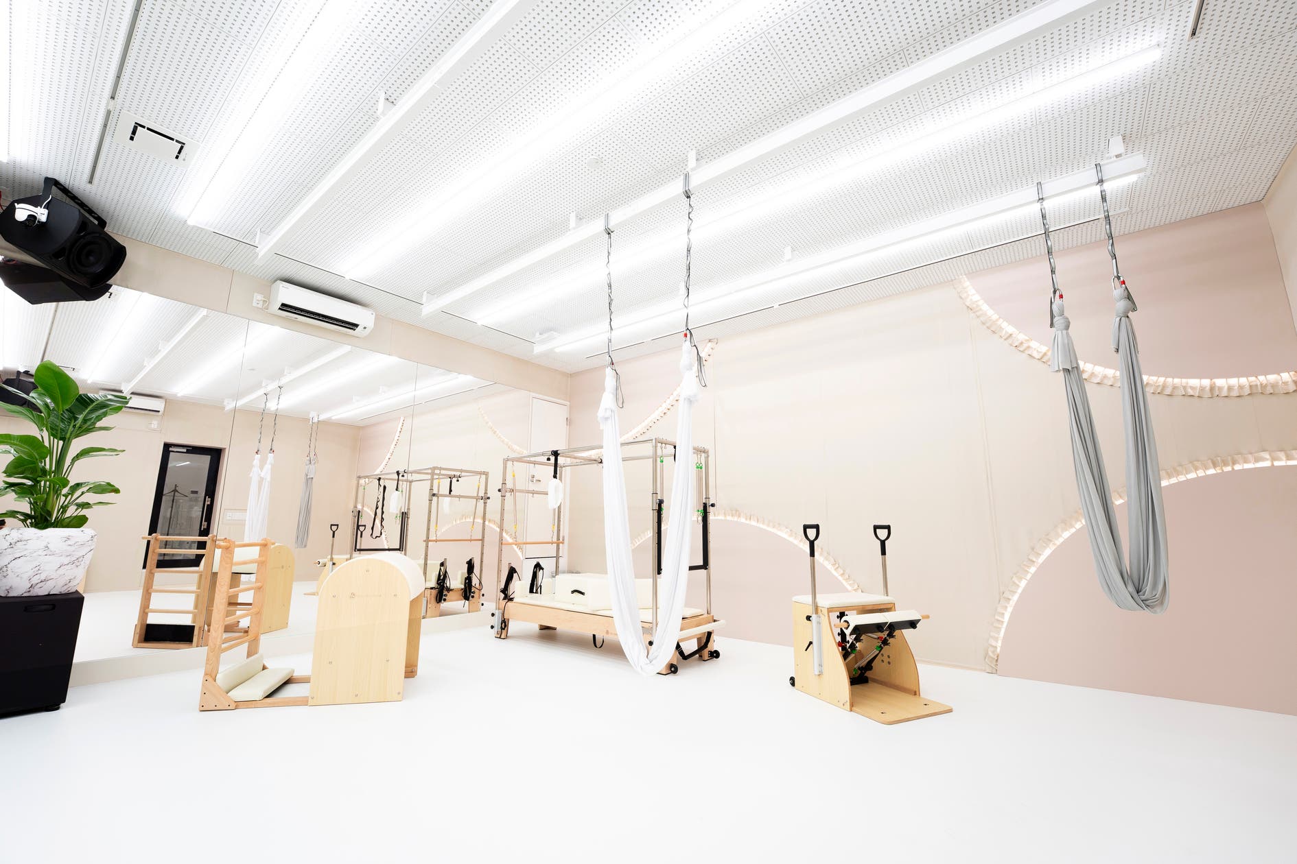 天井高3m二面壁鏡のレンタルマシンピラティススタジオの写真1