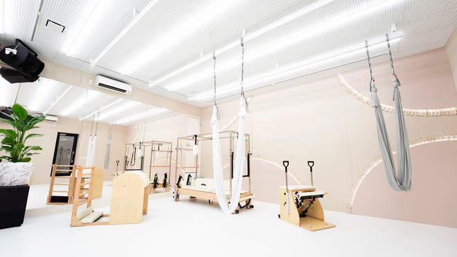 天井高3m二面壁鏡のレンタルマシンピラティススタジオの写真1