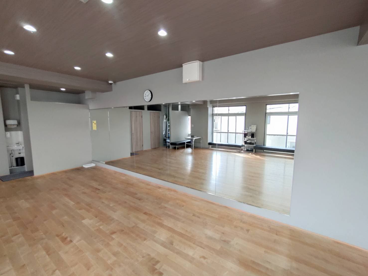 六甲駅1分🚅100㎡広々ダンススタジオ💃大型ミラー有｜最大20名｜更衣室有｜ヨガマット・ゴミ処理無料✨の写真4