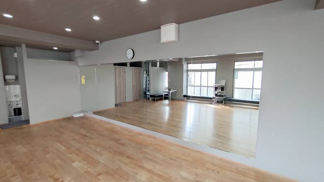六甲駅1分🚅100㎡広々ダンススタジオ💃大型ミラー有|最大20名|更衣室有|ヨガマット・ゴミ処理無料✨の写真4
