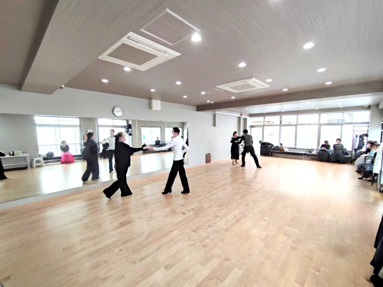 六甲駅1分🚅100㎡広々ダンススタジオ💃大型ミラー有｜最大20名｜更衣室有｜ヨガマット・ゴミ処理無料✨の写真5