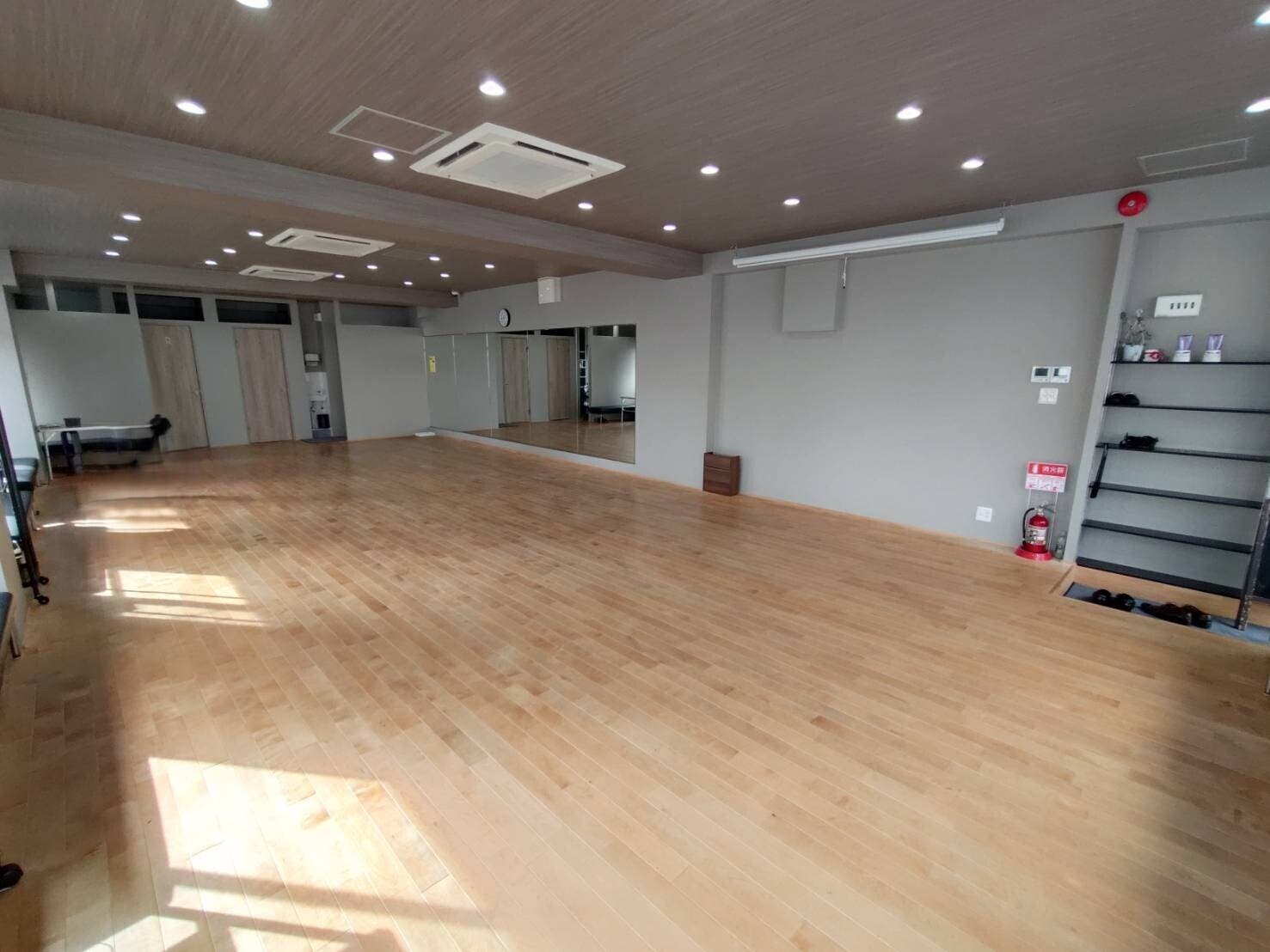 六甲駅1分🚅100㎡広々ダンススタジオ💃大型ミラー有｜最大20名｜更衣室有｜ヨガマット・ゴミ処理無料✨の写真1