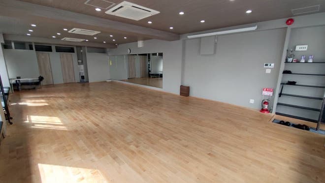 六甲駅1分🚅100㎡広々ダンススタジオ💃大型ミラー有|最大20名|更衣室有|ヨガマット・ゴミ処理無料✨の写真1