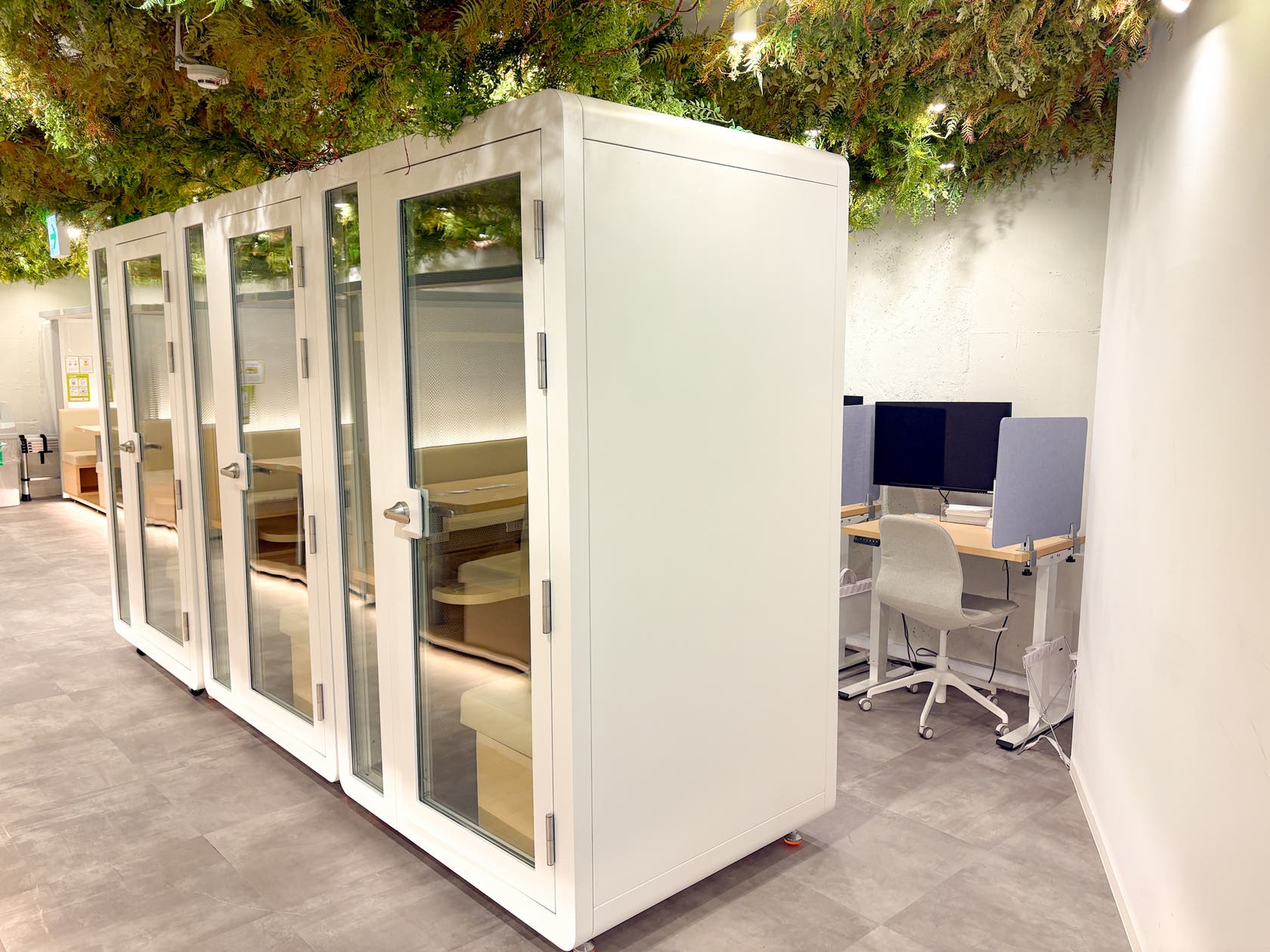 【新橋駅徒歩1分｜24時間営業｜1Sブース】高速Wi-Fi／31.5型モニター／充電／web商談・面接・MTG・テレワーク等の写真14