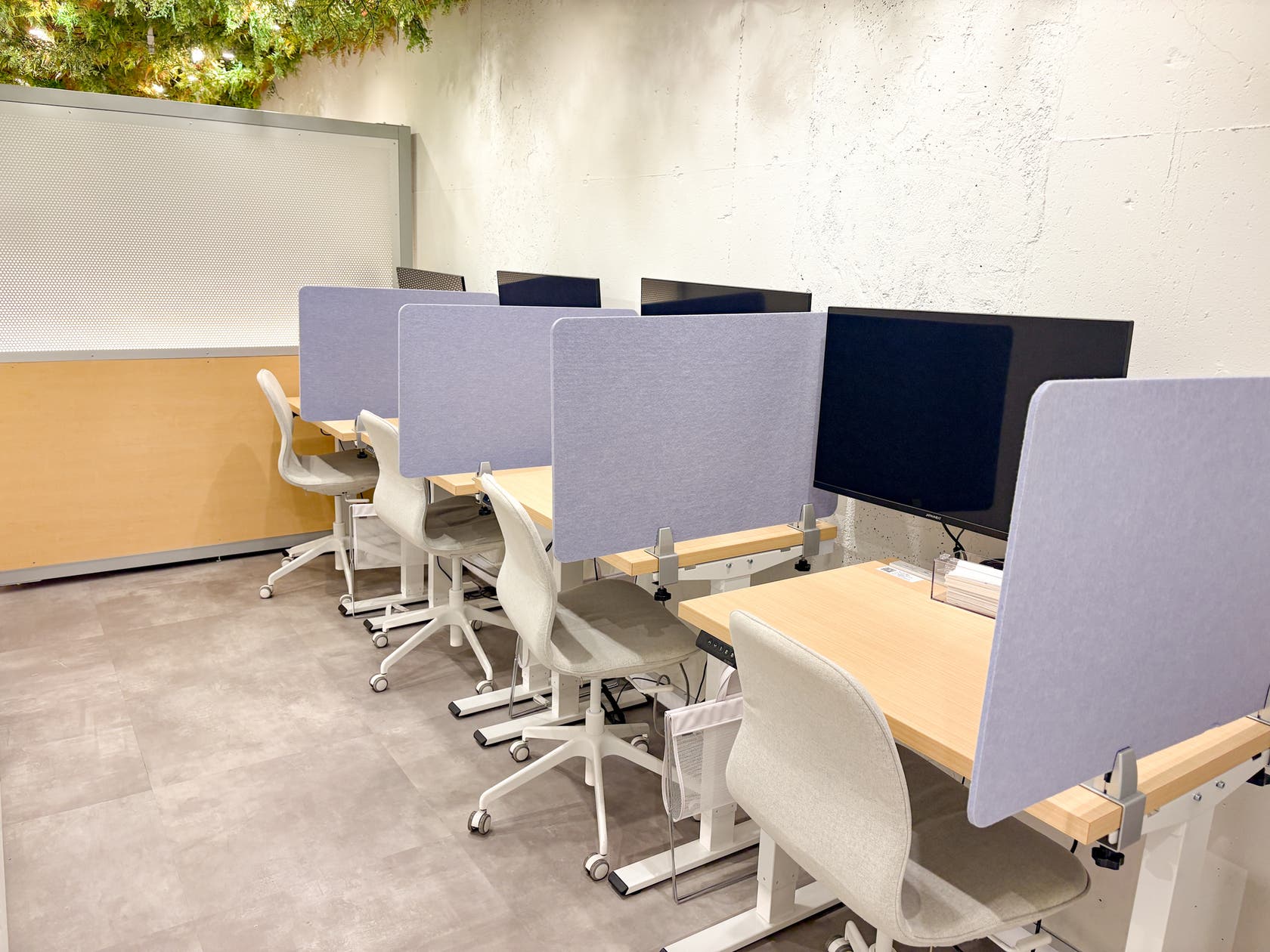 【新橋駅徒歩1分｜24時間営業｜13Cブース】カウンター席／高速Wi-Fi／電源・充電／テレワーク・作業・勉強・休憩等の写真17