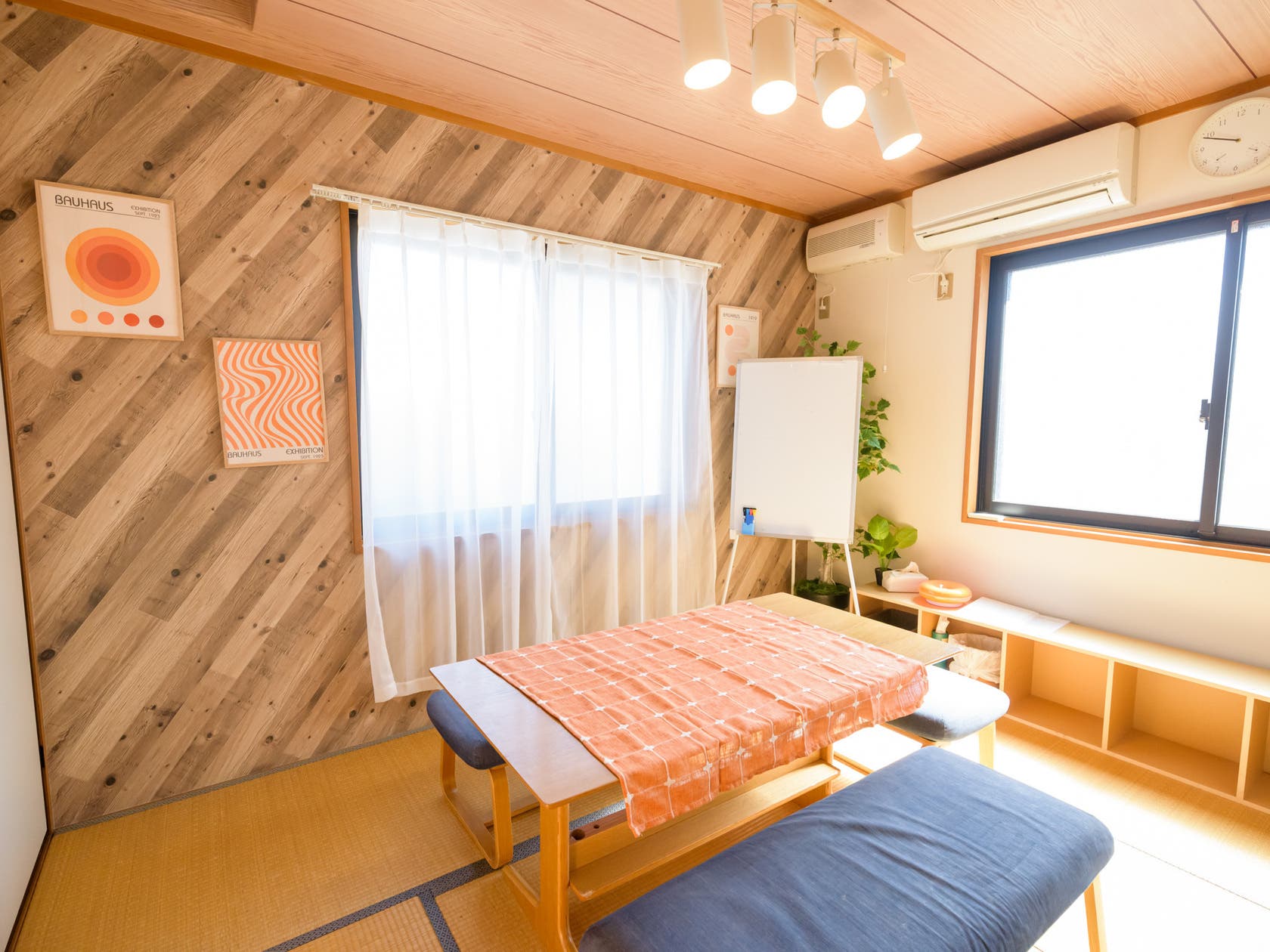 学びとつながりの“タネ”を育てる多目的スペース。 《テーブル・椅子・ホワイトボード完備のワークショップ・教室向けルーム》の写真1