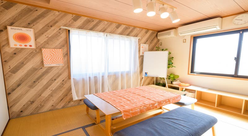 学びとつながりの“タネ”を育てる多目的スペース。 《テーブル・椅子・ホワイトボード完備のワークショップ・教室向けルーム》