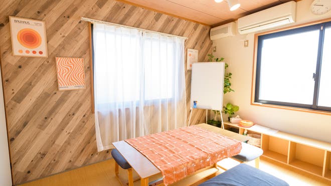 学びとつながりの“タネ”を育てる多目的スペース。 《テーブル・椅子・ホワイトボード完備のワークショップ・教室向けルーム》の写真1