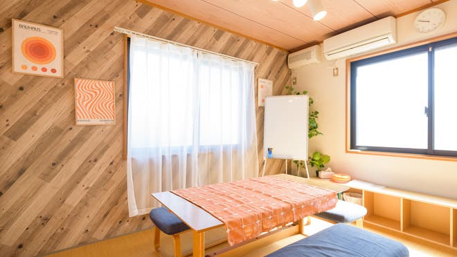 学びとつながりの“タネ”を育てる多目的スペース。 《テーブル・椅子・ホワイトボード完備のワークショップ・教室向けルーム》の写真4