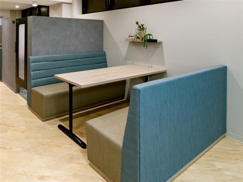 ソファ席(1～4名)No.18/【大宮駅2分】✨24h営業✨勉強・Web会議✨フリードリンク/WiｰFiの写真1