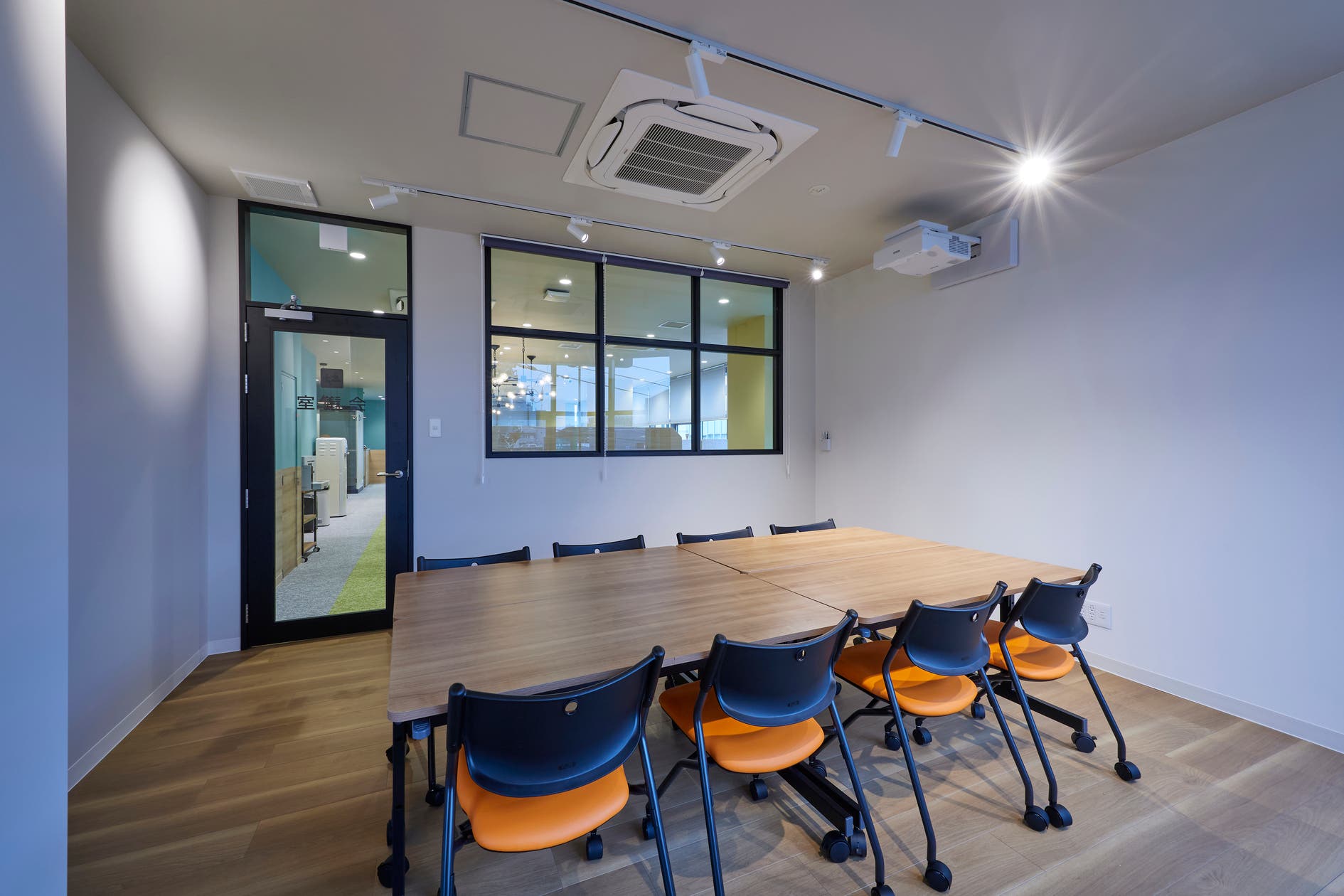 【3,280円/h、仙川駅徒歩2分】8名会議室・椅子だけ14席・フリードリンク付・大型プロジェクタ備付の写真1