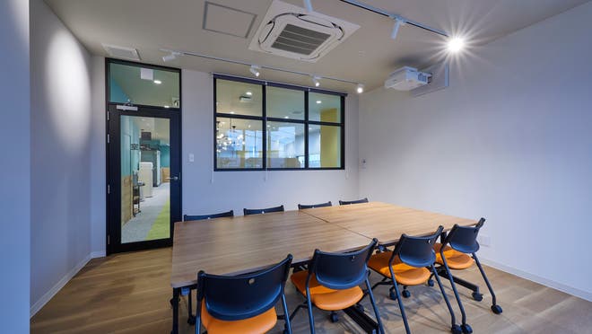 【3,280円/h、仙川駅徒歩2分】8名会議室・椅子だけ14席・フリードリンク付・大型プロジェクタ備付の写真1