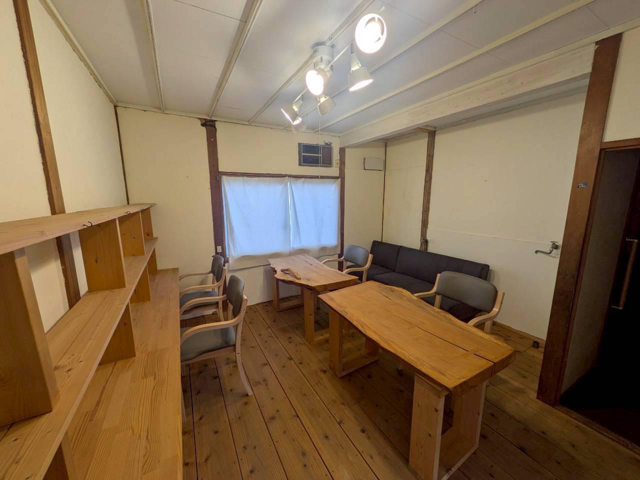 【箱崎駅 東口徒歩2分】24時間OK！コーヒーの香りに包まれる無人レンタルスペース（Wi-Fi・エアコン完備）の写真1