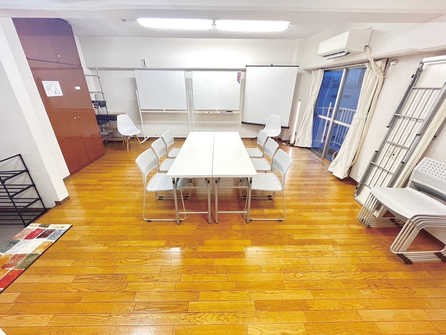 RENEW＜カラフルスペース🌈＞【室内動画あり】⭐️明るく(南向大窓)広く(40㎡)快適⭐️大型鏡・ホワイトボード2台の写真1