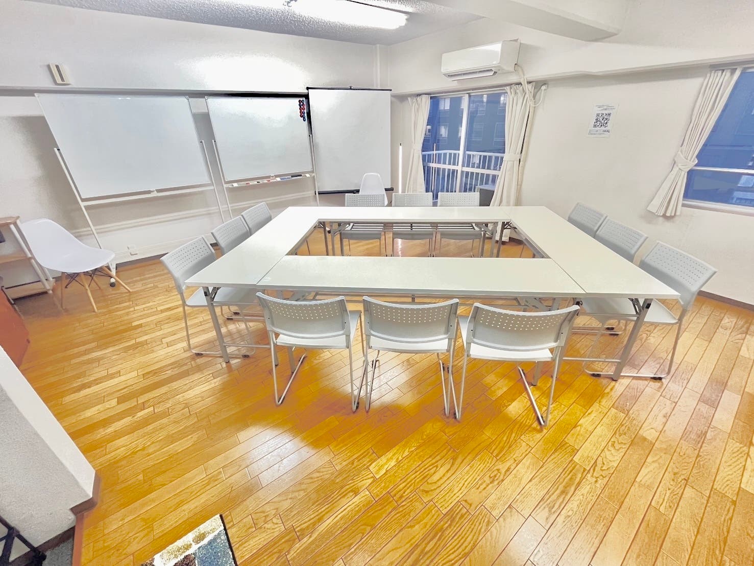 RENEW＜カラフルスペース🌈＞【室内動画あり】⭐️明るく(南向大窓)広く(40㎡)快適⭐️大型鏡・ホワイトボード2台の写真3