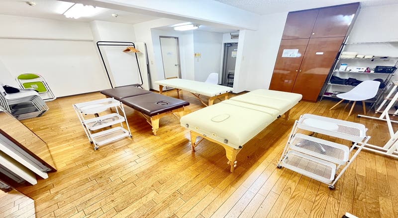 ⭐️エステ・整体・講習に⭐️施術ベッド3台設置可能⭐️広々40㎡⭐️南向き大窓の明るい空間⭐️＜カラフルスペース🌈新大阪＞