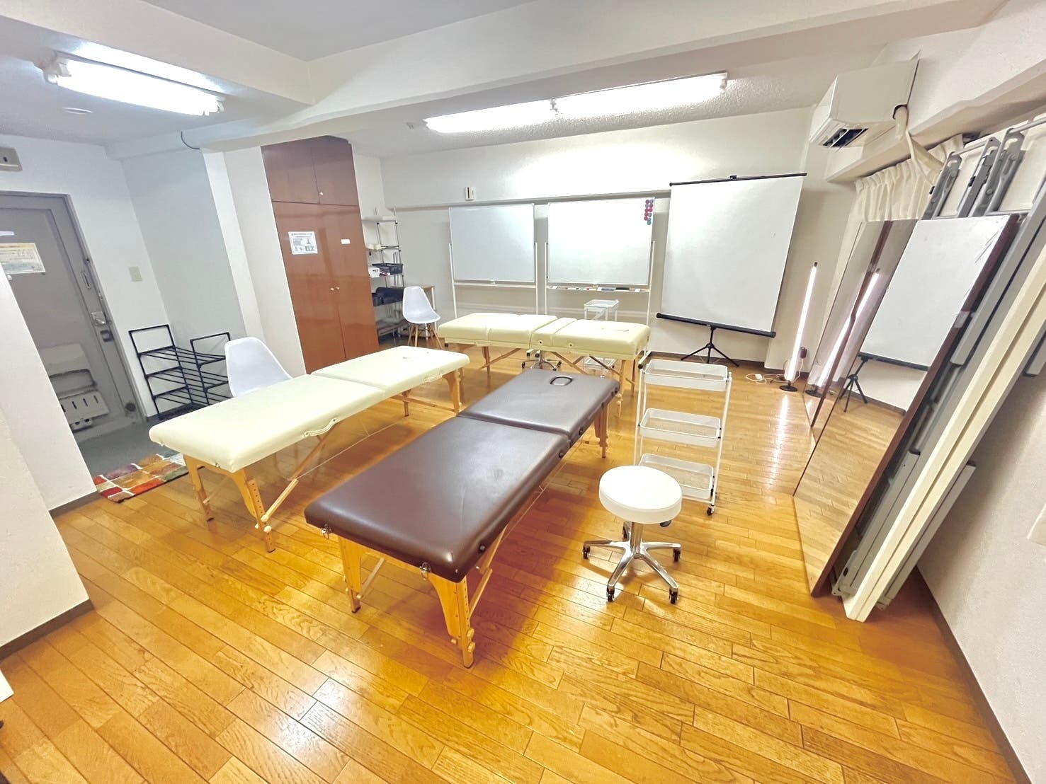 RENEW＜カラフルスペース🌈＞【室内動画あり】⭐️明るく(南向大窓)広く(40㎡)快適⭐️大型鏡・ホワイトボード2台の写真12