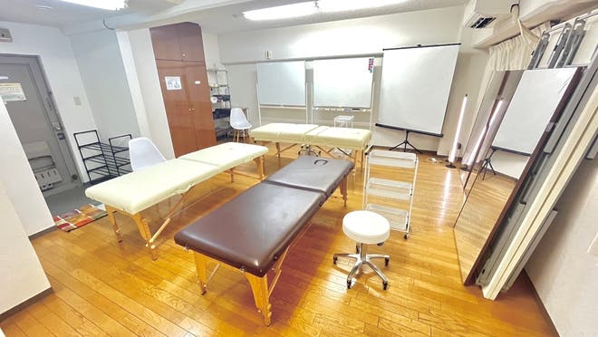 RENEW<カラフルスペース🌈>【室内動画あり】⭐️明るく(南向大窓)広く(40㎡)快適⭐️大型鏡・ホワイトボード2台の写真12