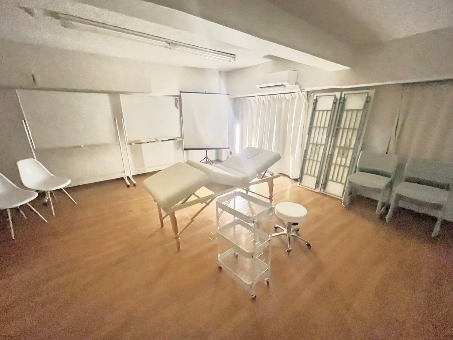 RENEW＜カラフルスペース🌈＞【室内動画あり】⭐️明るく(南向大窓)広く(40㎡)快適⭐️大型鏡・ホワイトボード2台の写真9