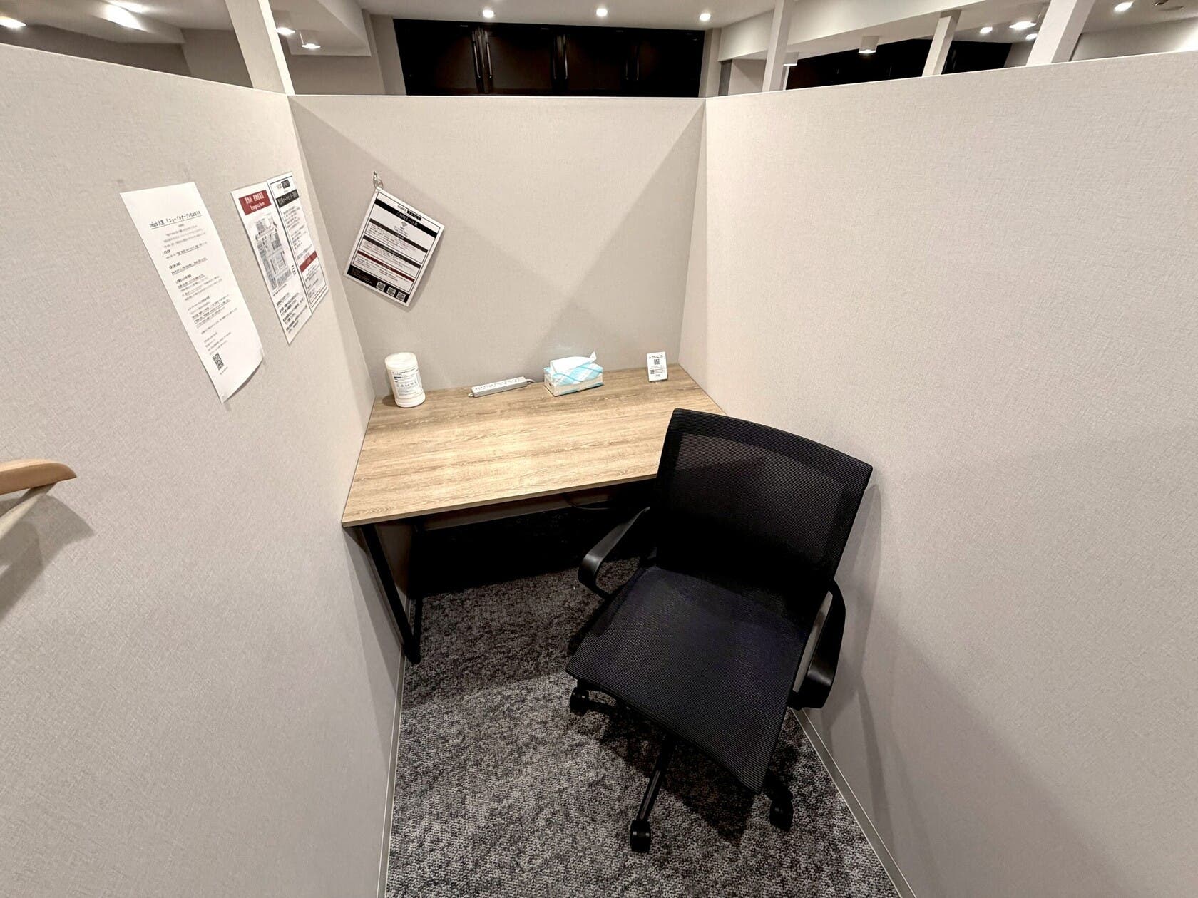 半個室ブース-1/【大宮駅2分】✨3~4月値下げ中,24h営業✨勉強・Web会議✨モニター/フリードリンク/WiｰFiの写真2