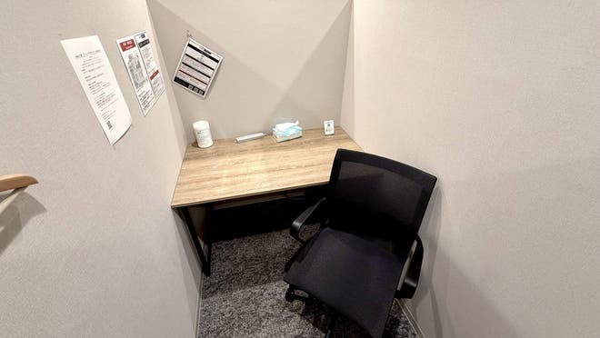 半個室ブース-1/【大宮駅2分】✨3~4月値下げ中,24h営業✨勉強・Web会議✨モニター/フリードリンク/WiーFiの写真2