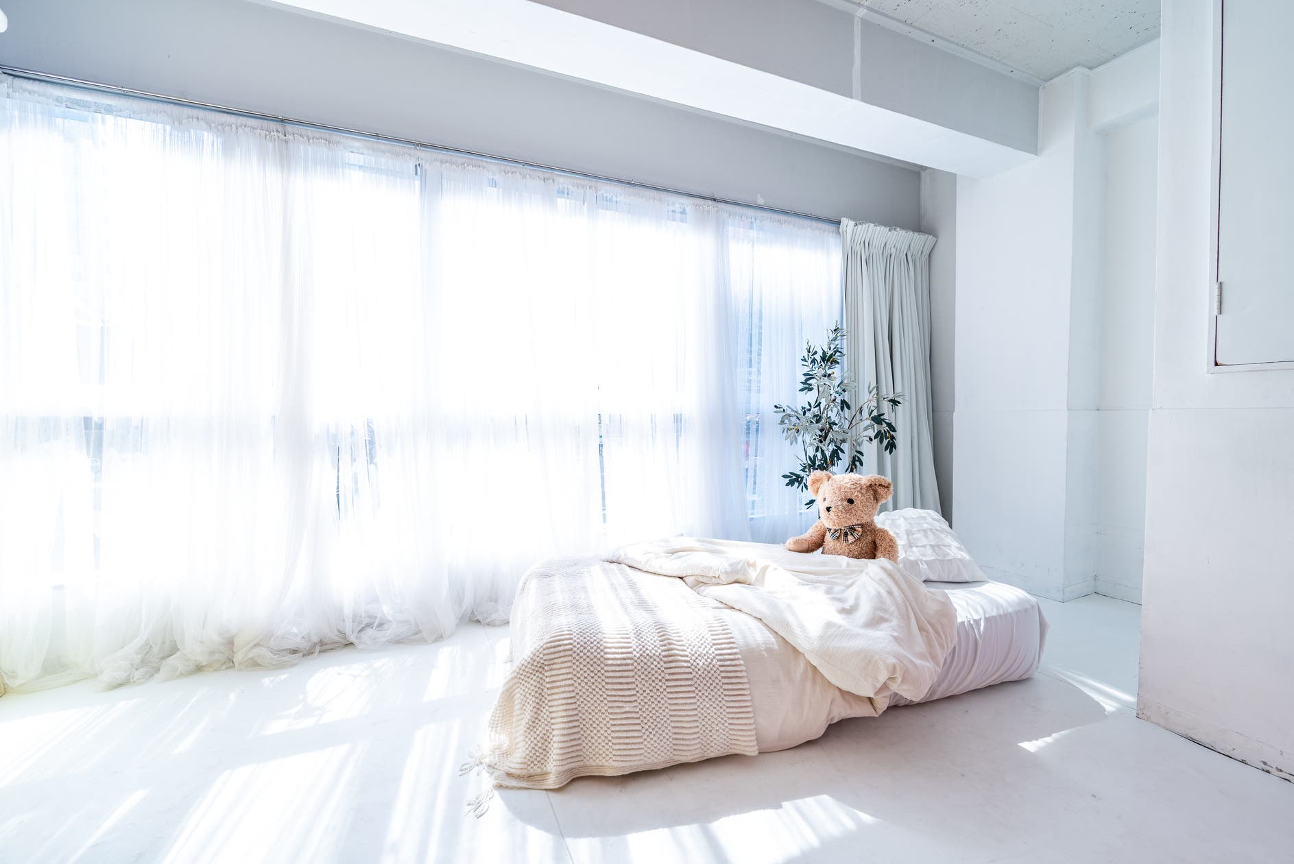 🆕OPEN15%OFF📣自然光×パステル幾何学×黒壁×人が入れるカラフルブース｜飯田橋駅1分｜撮影用ベッド｜MV・コスプレの写真2