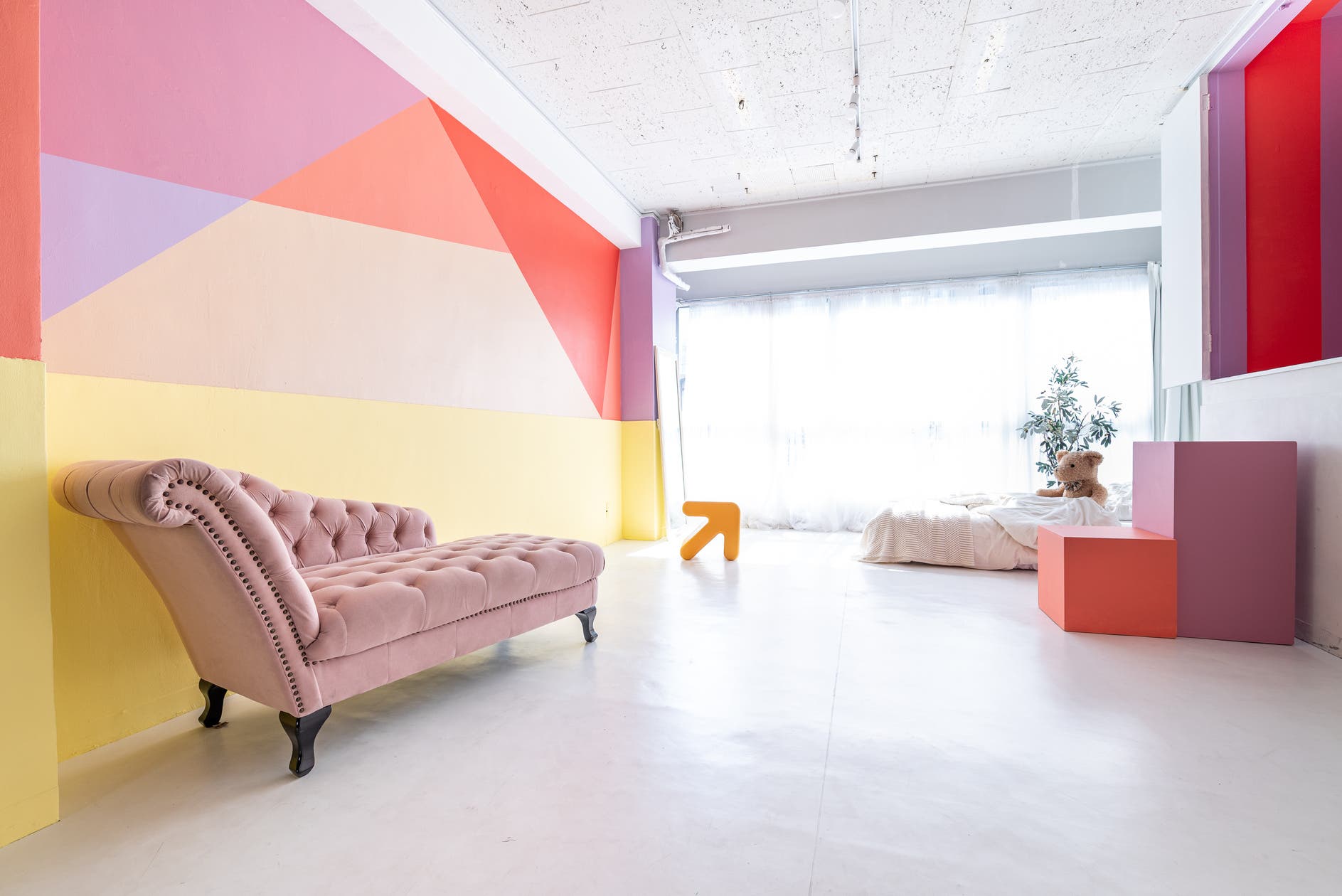 🆕OPEN15%OFF📣自然光×パステル幾何学×黒壁×人が入れるカラフルブース｜飯田橋駅1分｜撮影用ベッド｜MV・コスプレの写真25