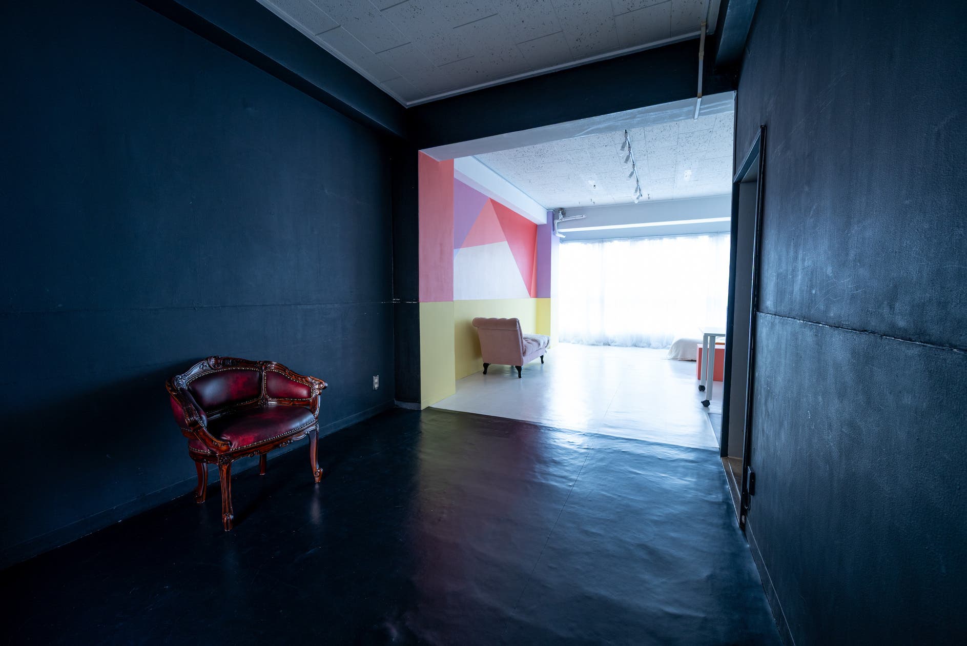 🆕OPEN15%OFF📣自然光×パステル幾何学×黒壁×人が入れるカラフルブース｜飯田橋駅1分｜撮影用ベッド｜MV・コスプレの写真8