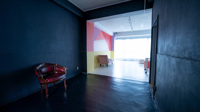 🆕OPEN15%OFF📣自然光×パステル幾何学×黒壁×人が入れるカラフルブース|飯田橋駅1分|撮影用ベッド|MV・コスプレの写真8