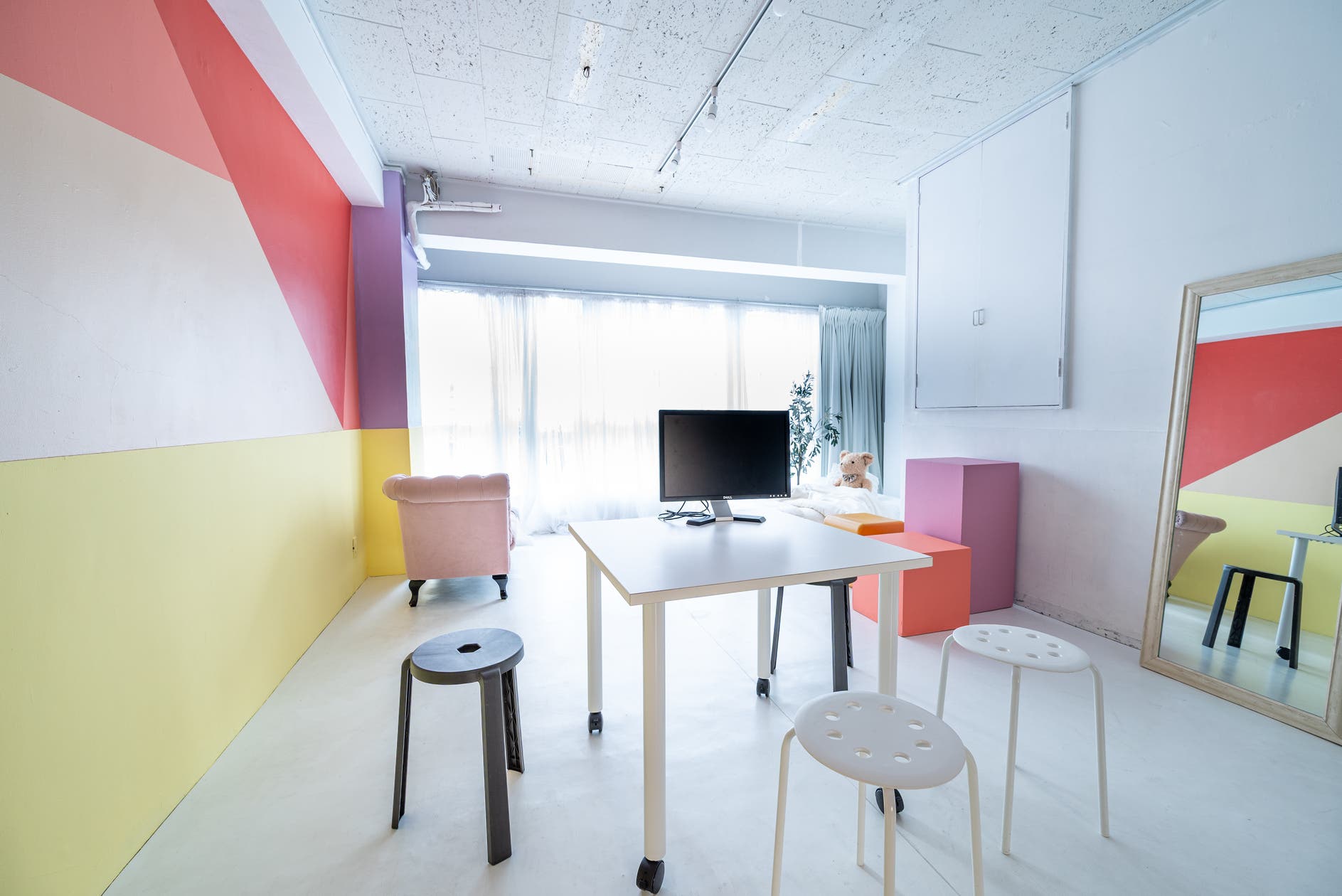 🆕OPEN15%OFF📣自然光×パステル幾何学×黒壁×人が入れるカラフルブース｜飯田橋駅1分｜撮影用ベッド｜MV・コスプレの写真27