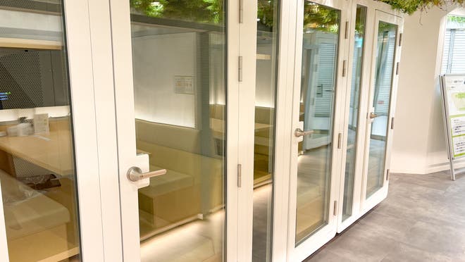 【新橋駅徒歩1分|24時間営業|15PSブース】防音完全個室/31.5型モニター/充電/web商談・面接・MTG・テレワーク等の写真21