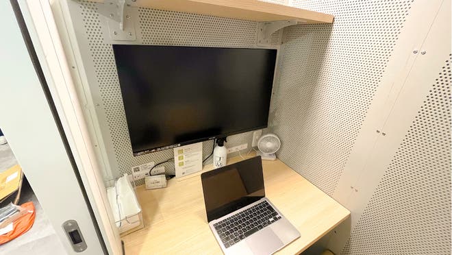 【新橋駅徒歩1分|24時間営業|14PSブース】防音完全個室/31.5型モニター/充電/web商談・面接・MTG・テレワーク等の写真3