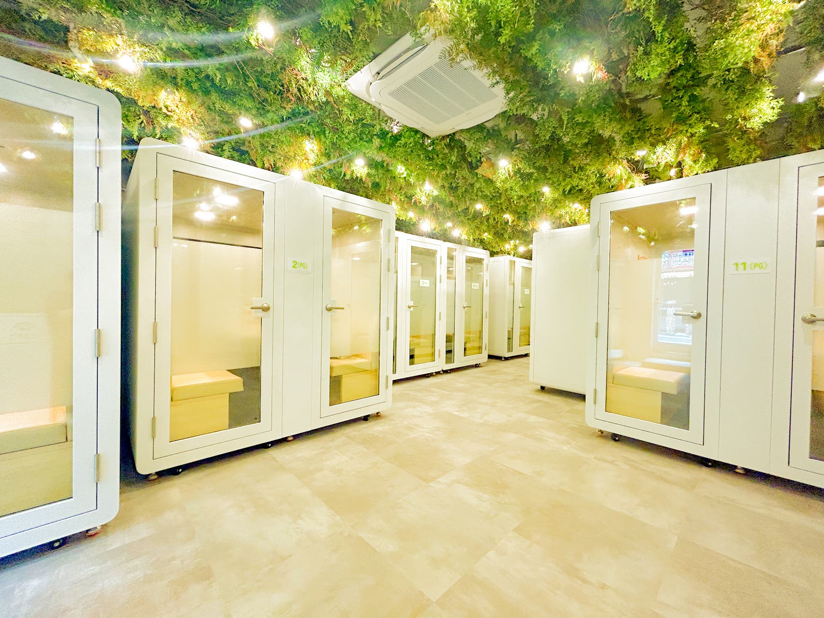 【学芸大学駅徒歩1分｜24時間営業｜6PSブース】防音完全個室／31.5型モニター／充電／web商談・面接・MTG・テレワーク等の写真16