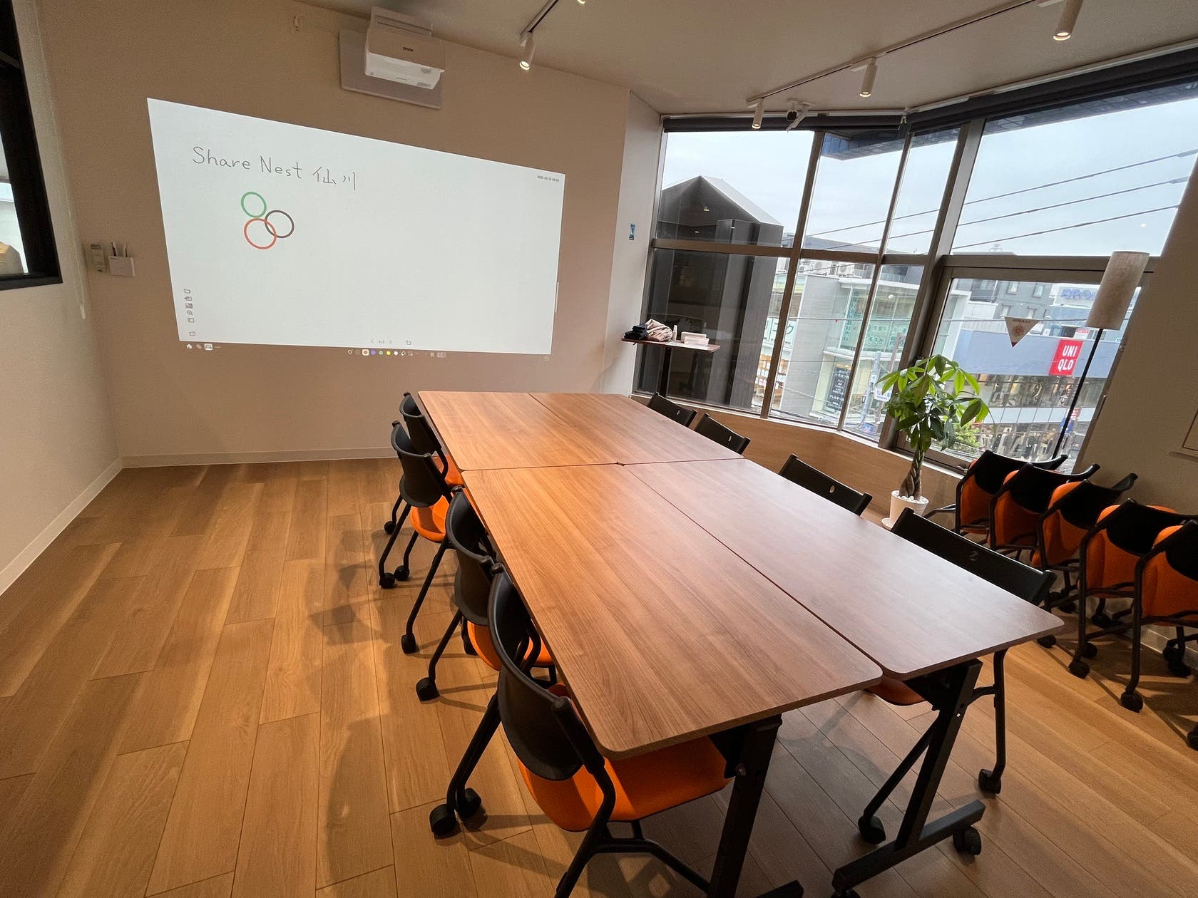 【3,280円/h、仙川駅徒歩2分】8名会議室・椅子だけ14席・フリードリンク付・大型プロジェクタ備付の写真2