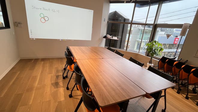 【3,280円/h、仙川駅徒歩2分】8名会議室・椅子だけ14席・フリードリンク付・大型プロジェクタ備付の写真2