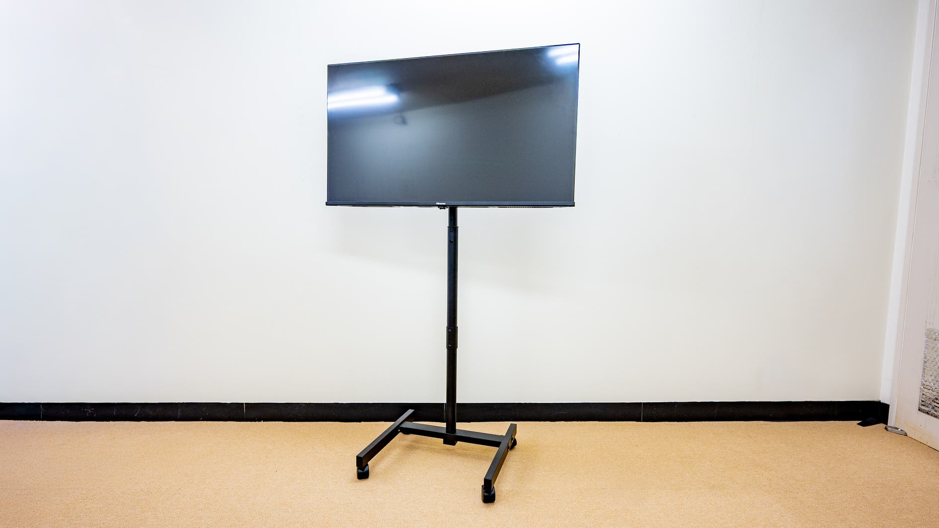 【JR三ノ宮駅0分】最大12名貸し会議室｜40型モニター無料｜会議・面接・研修・勉強会・仕事終わりの打ち合わせの写真6