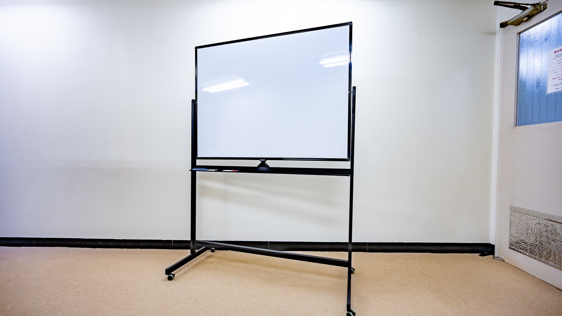 【JR三ノ宮駅0分】最大12名貸し会議室｜40型モニター無料｜会議・面接・研修・勉強会・仕事終わりの打ち合わせの写真7