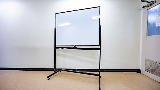 【JR三ノ宮駅0分】最大12名貸し会議室|40型モニター無料|会議・面接・研修・勉強会・仕事終わりの打ち合わせの写真7