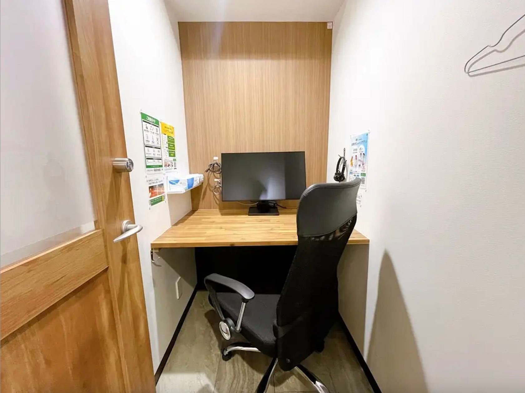 【柏駅から徒歩1分】モニター・フリードリンク付き1名個室（ブース3）の写真1