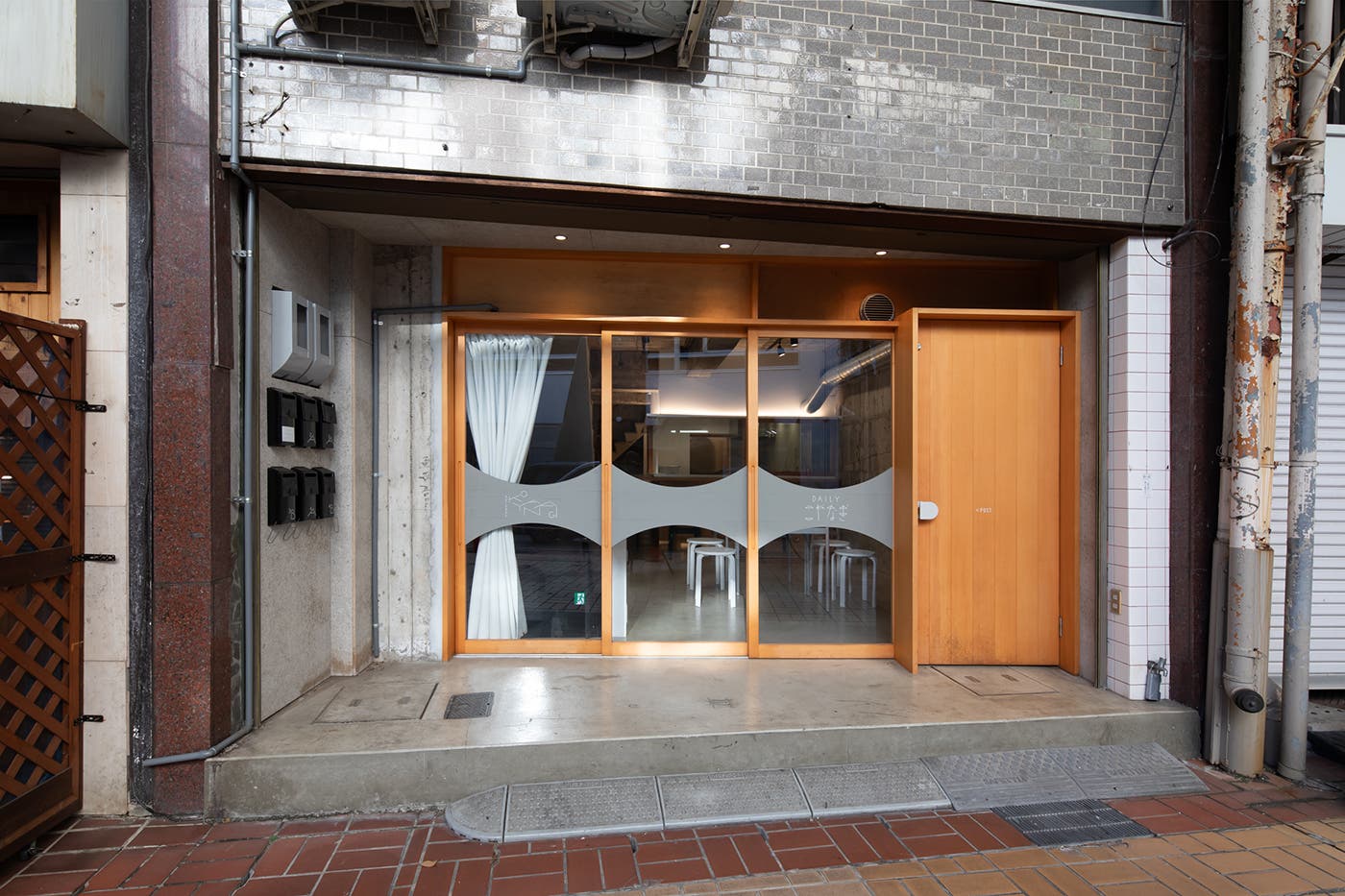 岐阜市柳ケ瀬商店街にあるレトロビルのリノベ空間。やってみたいことをしてみる場。　レンタルキッチン / フリースペースの写真2