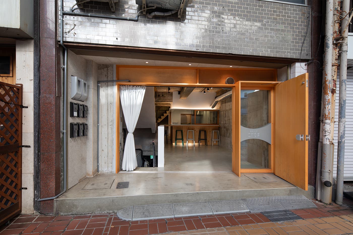 岐阜市柳ケ瀬商店街にあるレトロビルのリノベ空間。やってみたいことをしてみる場。　レンタルキッチン / フリースペースの写真3