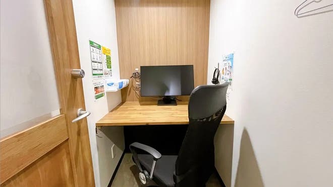 【柏駅から徒歩1分】モニター・フリードリンク付き1名個室(ブース8)の写真1