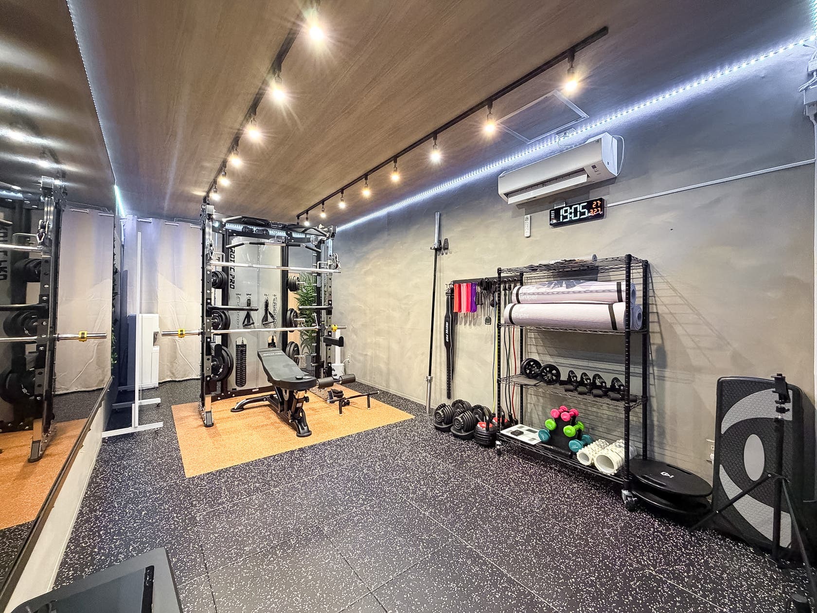 ✨ NEW OPEN ✨【🎉地域最安値🎉】武蔵小杉駅駅徒歩7分の駅チカレンタルジム、清潔感ありオシャレ、トレーニング器具充実の写真3