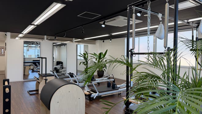 【北与野駅徒歩5分🫐】Merrithew制ピラティスマシン×プロップス多数/パスダールーム完備(コテ・アイロン)/トイレ新品✨の写真1